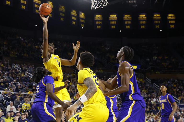 Top 25 roundup: No. 8 Houston muddles past Middle Tennessee