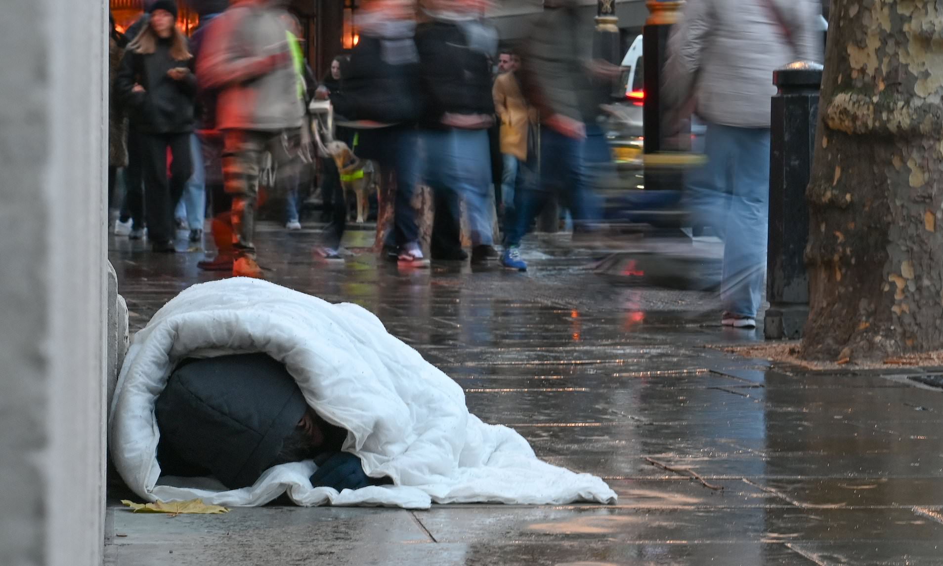 Rough sleepers to get £2,000 to spend on what they like to see if it ...