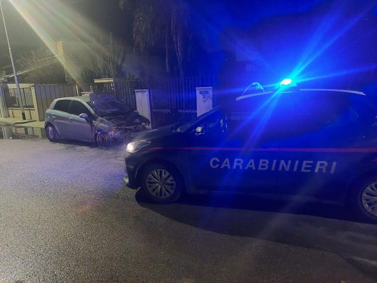 Tre auto a fuoco nella notte: paura nel Salento