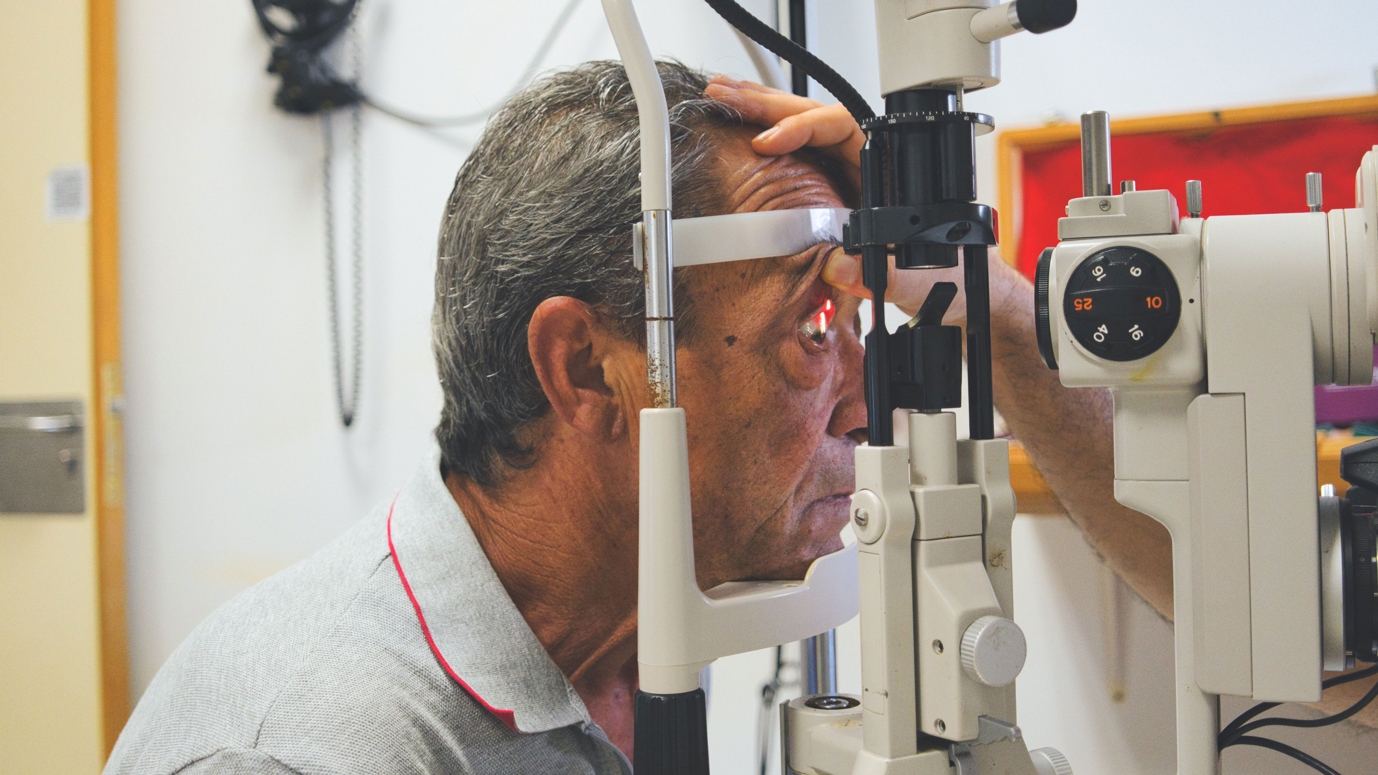 Operacja zaćmy u 100-latka z Kielc. Lekarze: pan Tadeusz czuje się dobrze