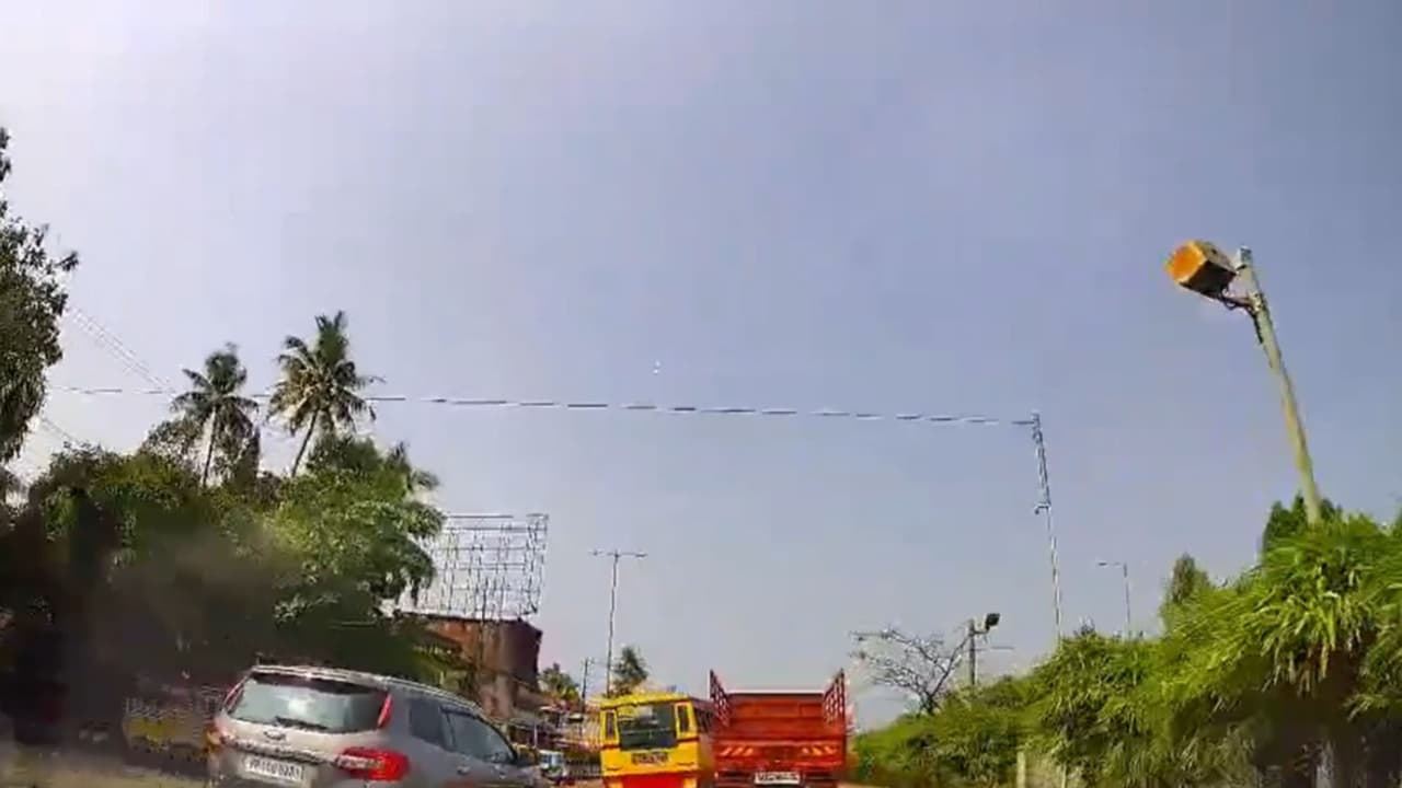 KSRTC bus overtakes, rams lorry; dashcam video captures reckless ...