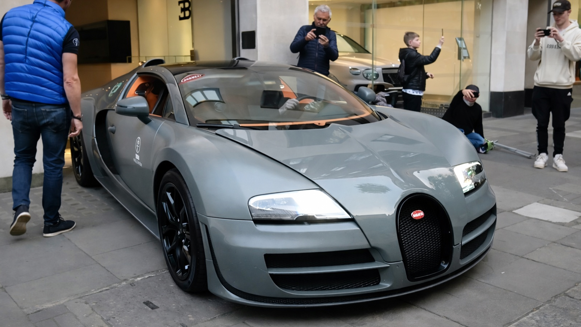 Bugatti van 1,9 miljoen dollar rijdt door drukke straten van Londen