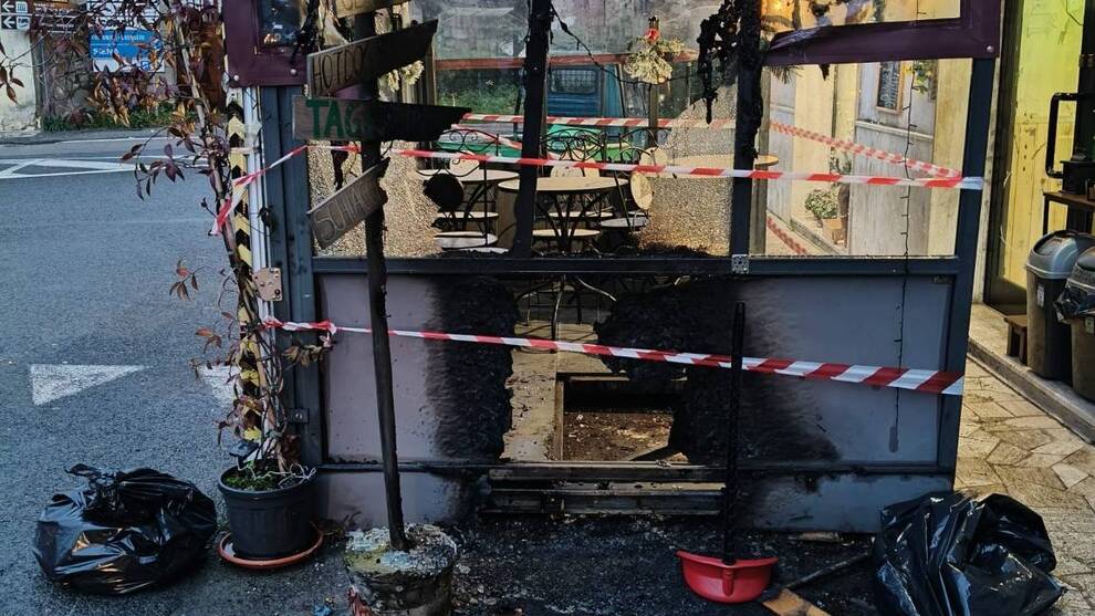 Fiamme nella notte: distrutto il gazebo del bar, migliaia di euro di danni