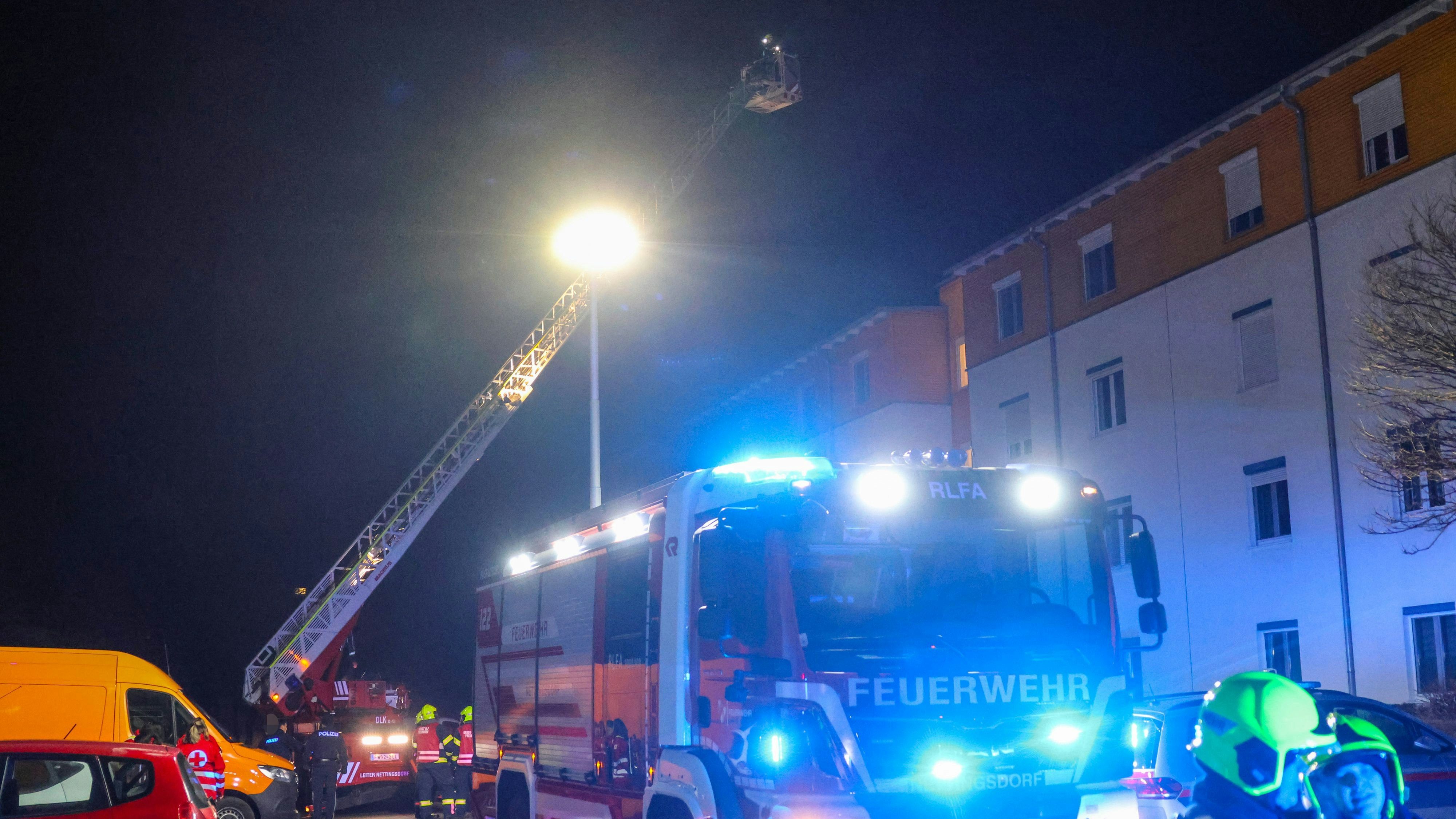 Feuerwehr rückt mitten in der Nacht zu Wohnanlage aus