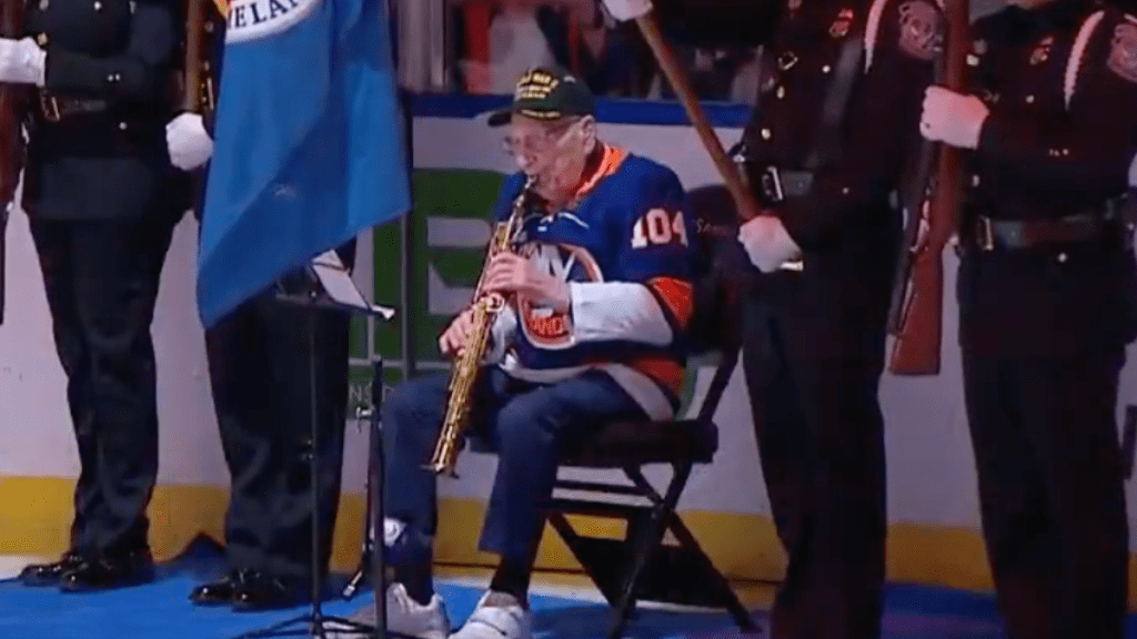 Crowd chants 'USA' after 104-year-old WWII vet plays flawless and ...