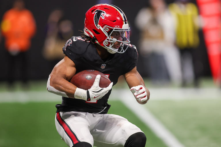 Bijan Robinson rips off electric 93-yard touchdown run on MNF