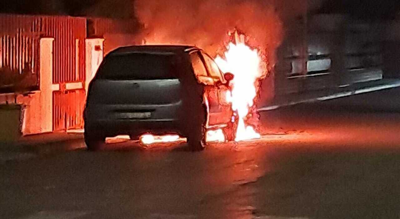 Tre auto a fuoco nella notte: paura nel Salento