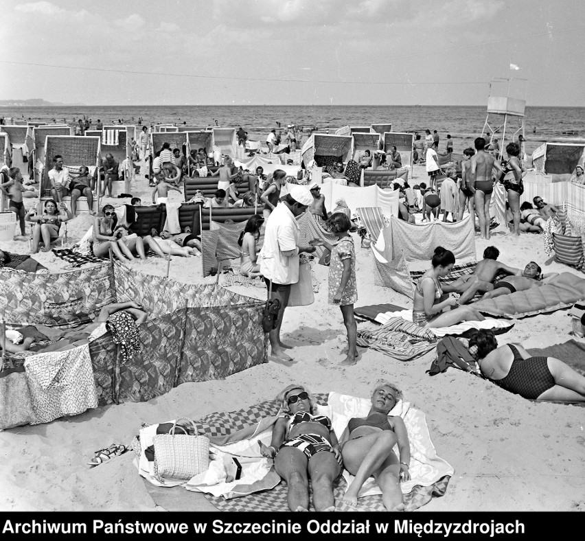 Plażowa moda PRL. Skąpe bikini, bielizna i majtasy: Jedziemy na wczasy!