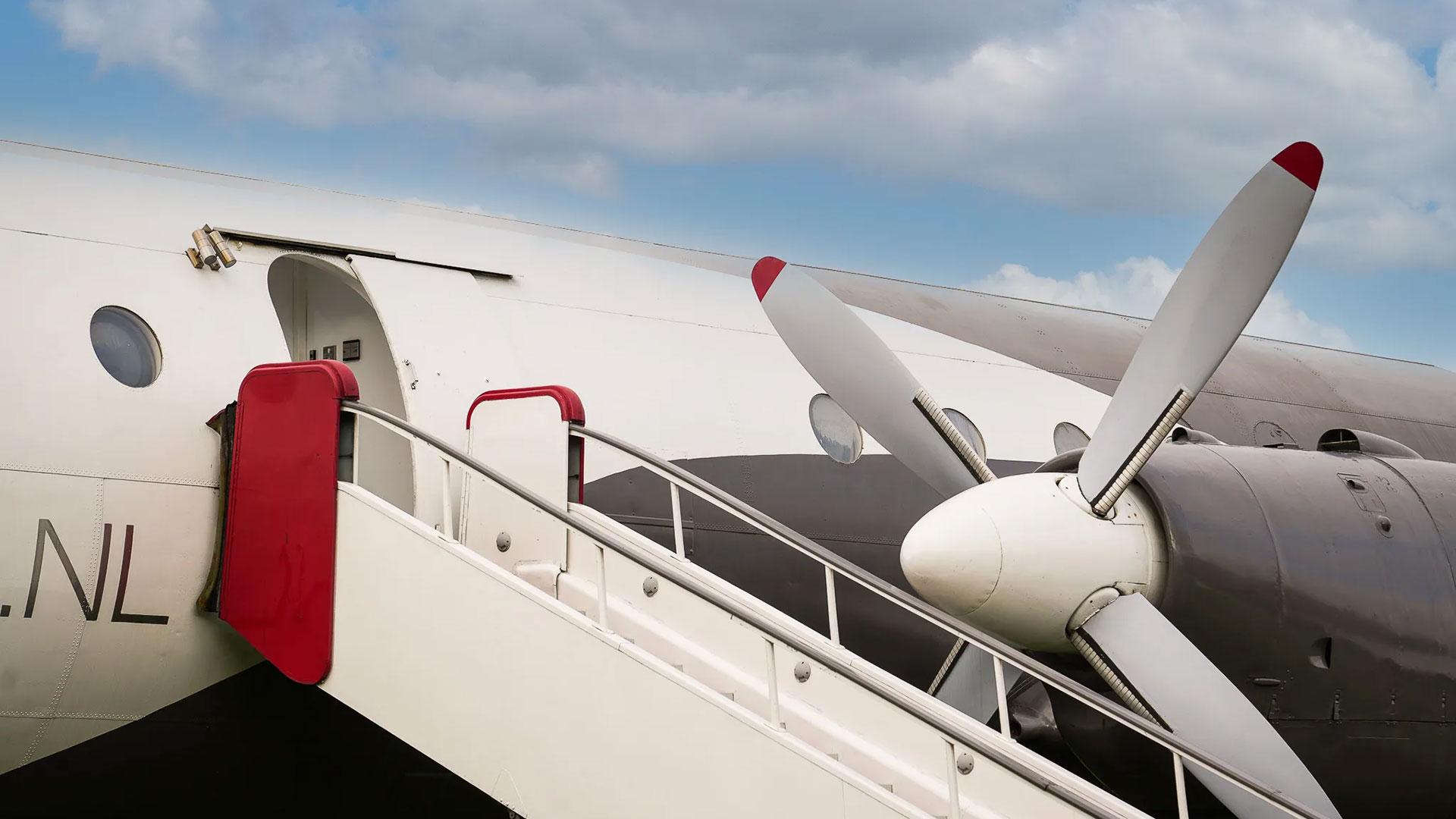 Dit vliegtuig staat te koop op Funda voor minder dan één miljoen euro