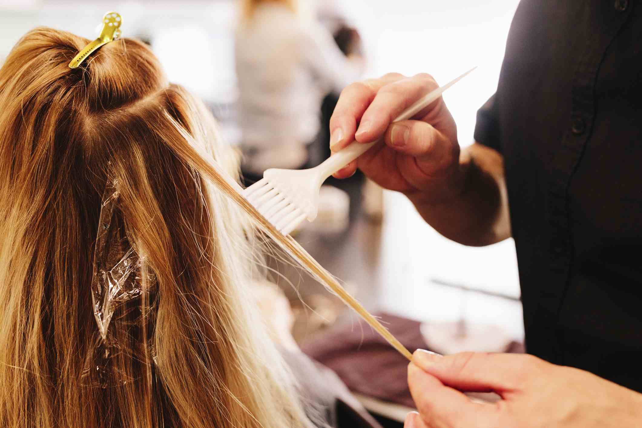 Alasan mengapa tidak boleh mewarnai rambut saat sedang menstruasi