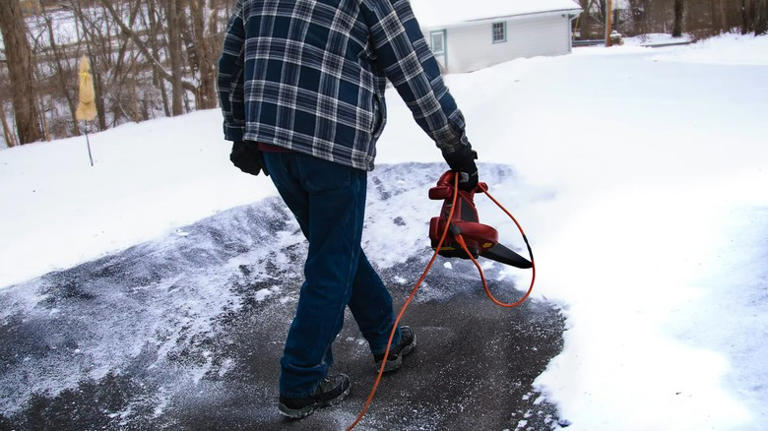 How to properly remove snow from your driveway using a leaf blower