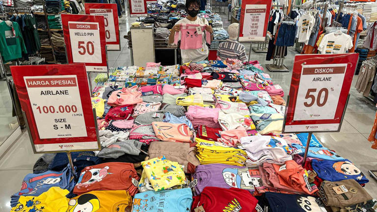 Boros di libur akhir tahun, Dekan FEB Unair soroti ilusi belanja hemat