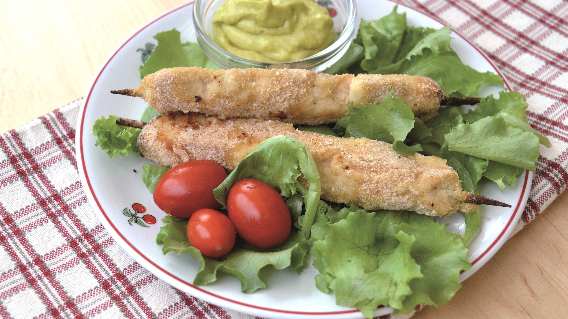 Spiedini di pollo con salsa di avocado
