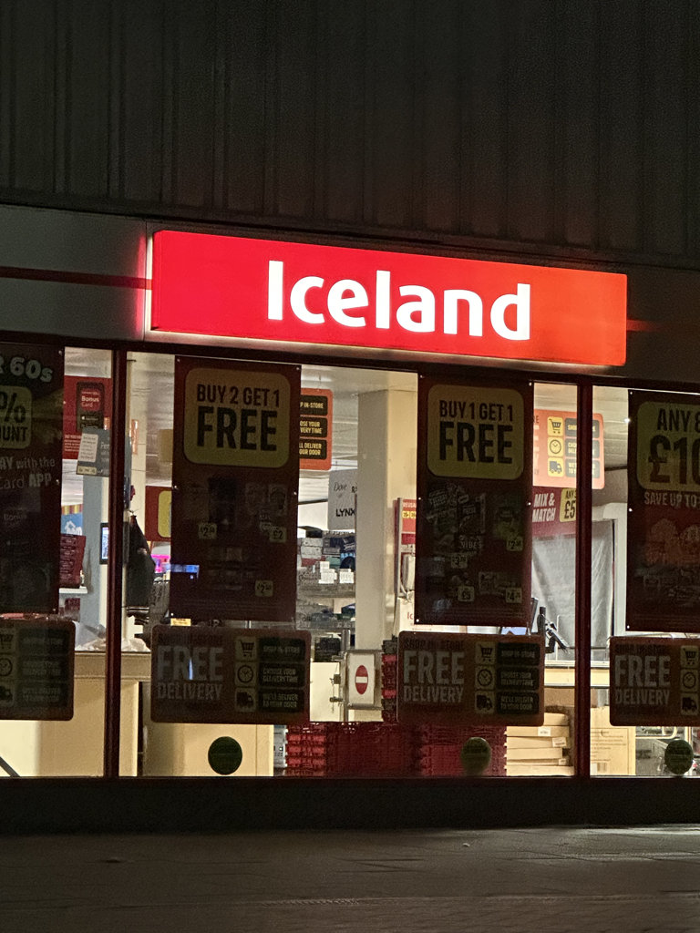 Iceland shoppers spot a 64-piece dessert platter for just £6 — party ...