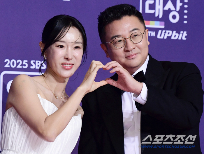 Lee Ji Hye Moon Jae Wan, a charming lip couple