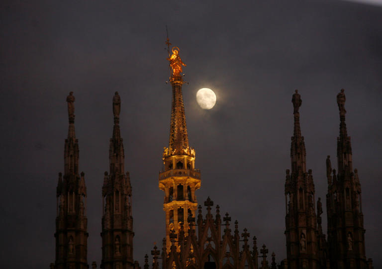 Buon compleanno Madonnina! La statua della Vergine che veglia su Milano ...