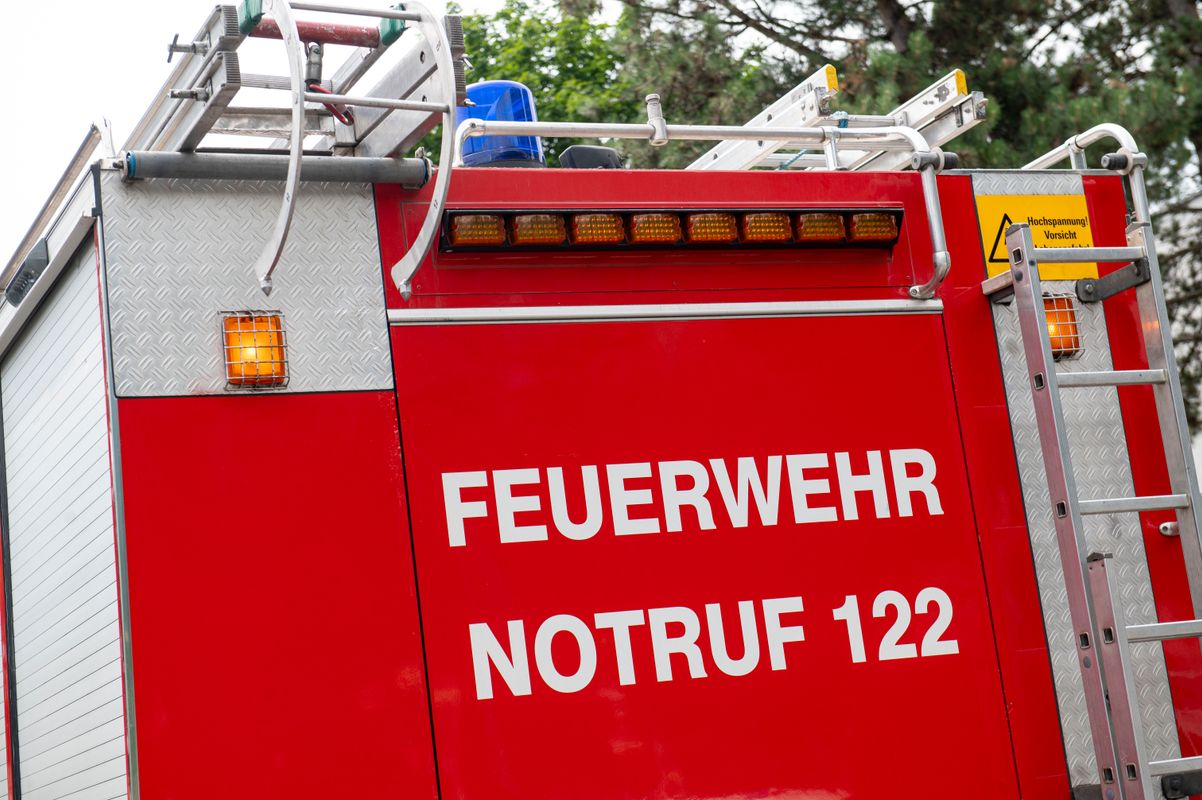 Jagdhütte stand in Flammen: Feuerwehr musste in Roppen ausrücken