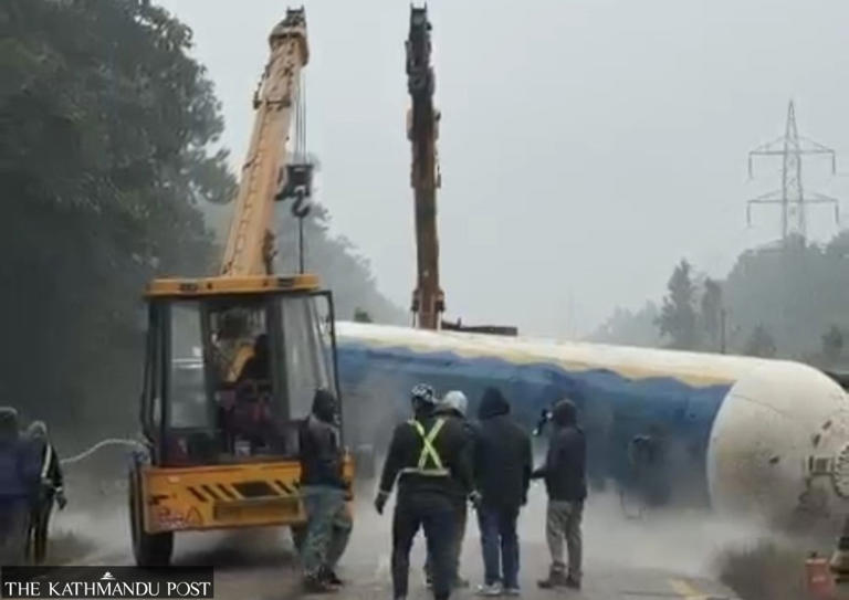 Gas tanker overturns, blocking East-West Highway for 10 hours