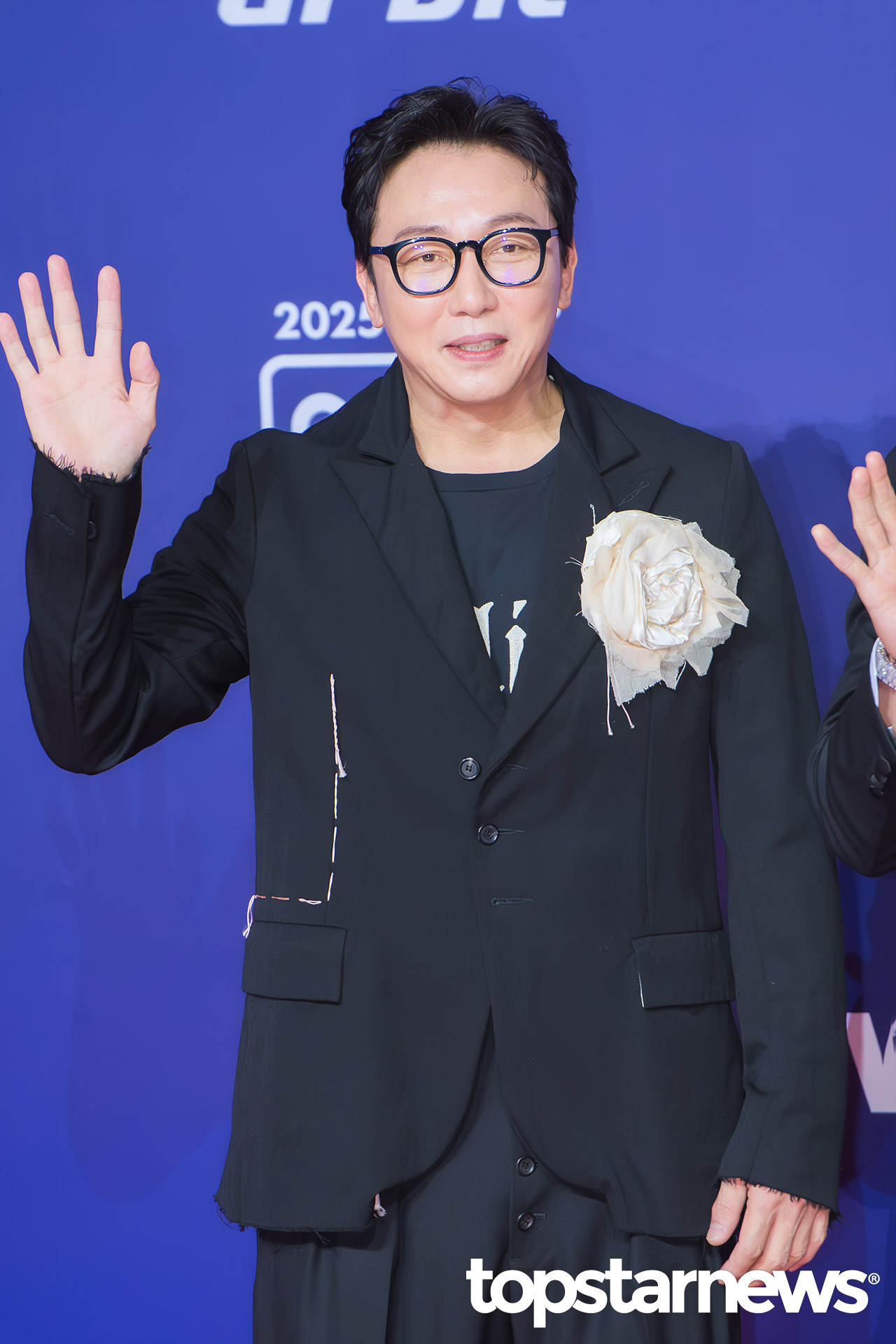 [HD포토] '한탕 프로젝트 - 마이턴' 탁재훈, '꽃 브로치가 큽니다' (2025 SBS 연예대상)