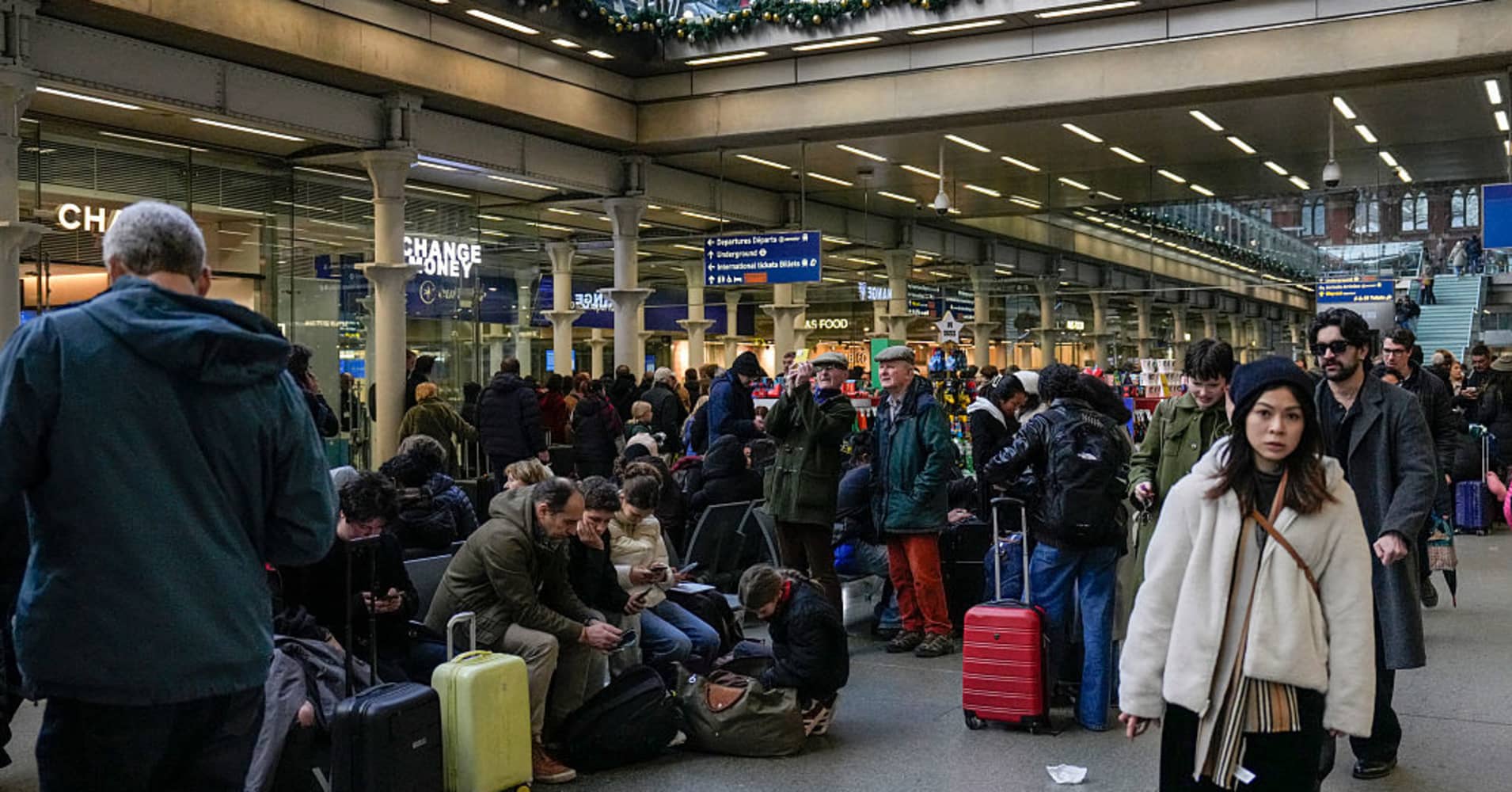 Eurostar warns of 'major disruption' as power outage halts services ...