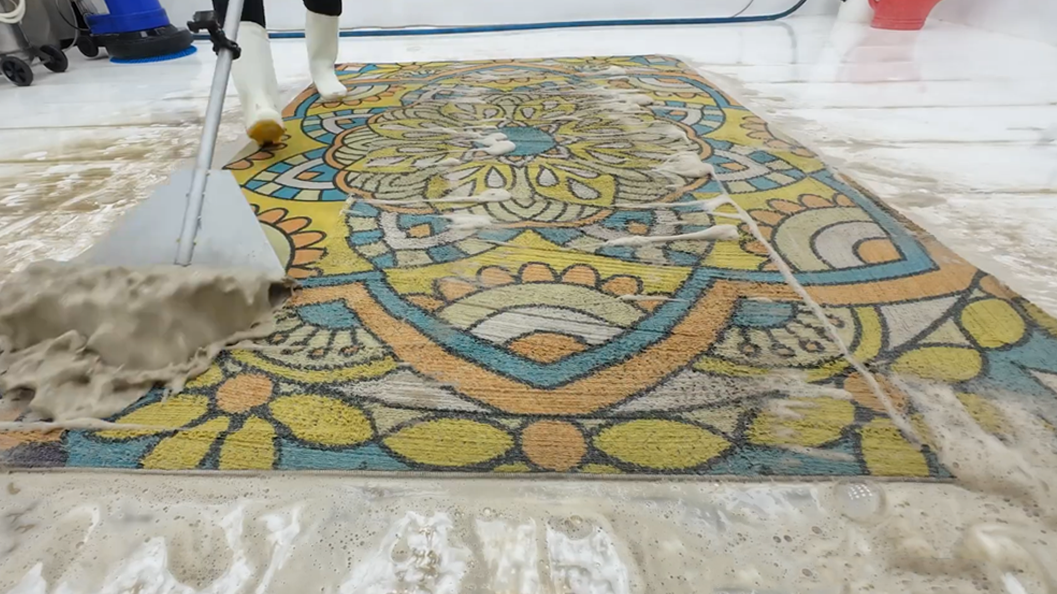 What pattern appears during this deep carpet clean?