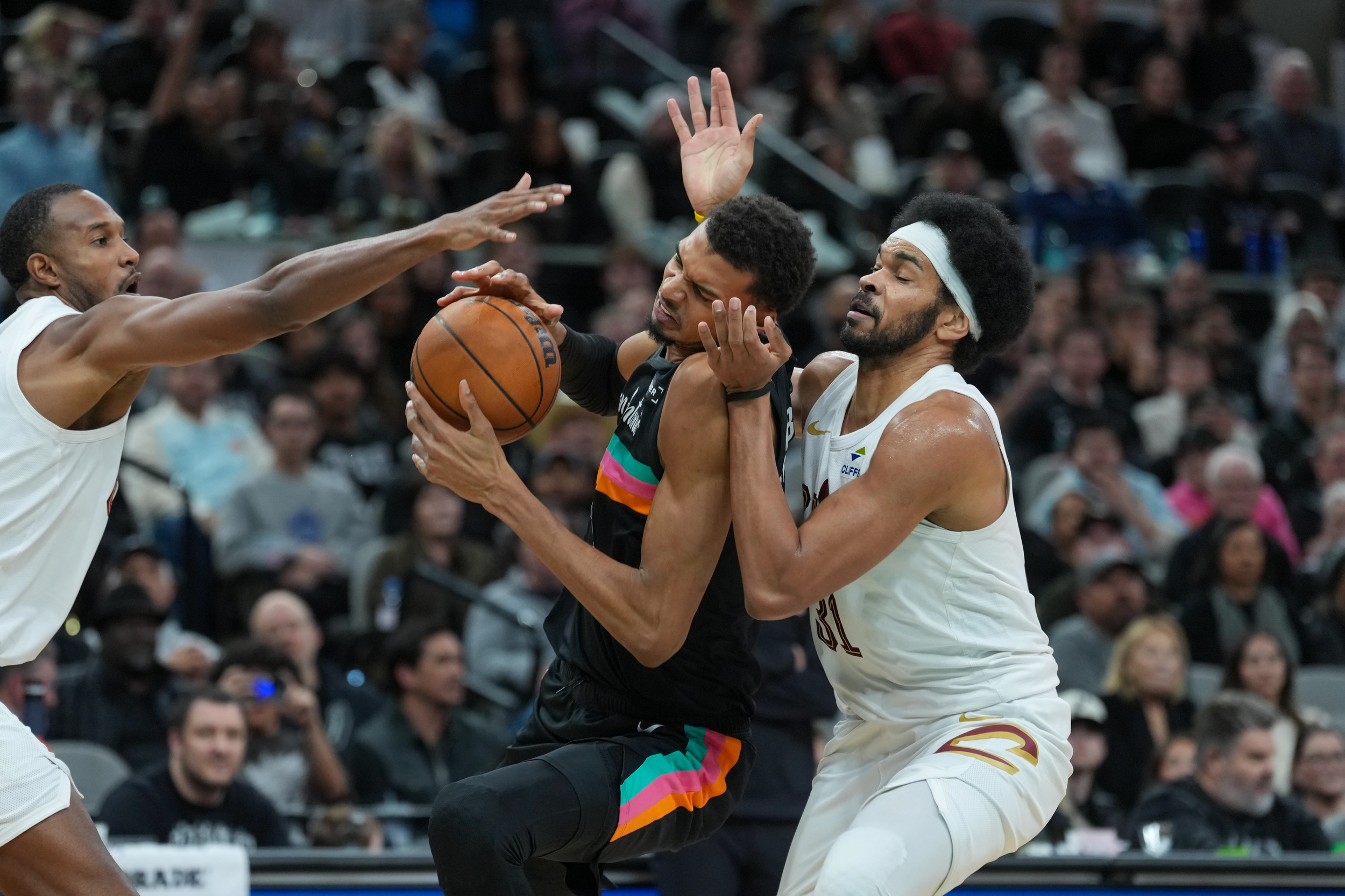 Cavs lean on defense, size to pick up needed road win over Spurs