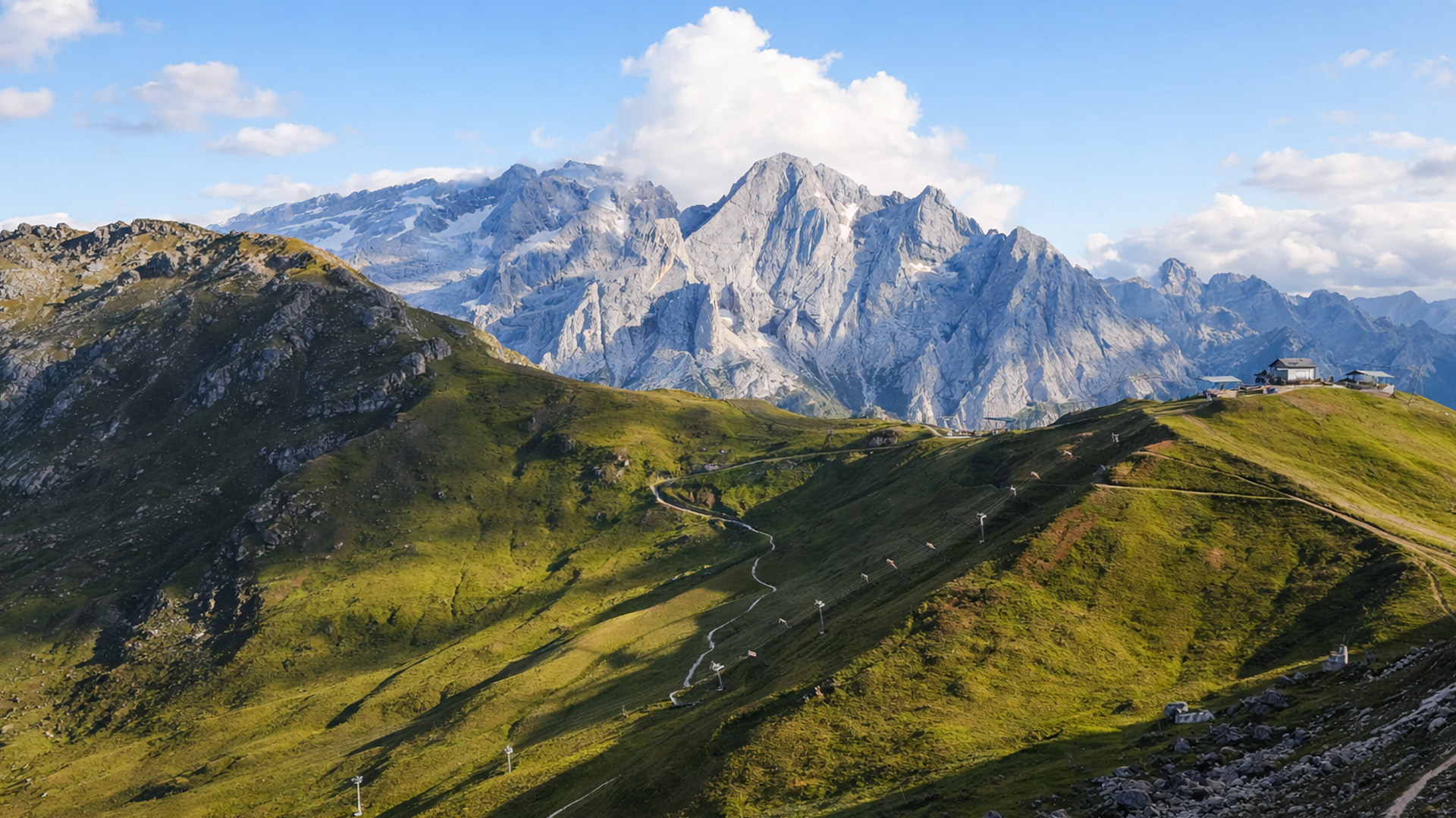 Sur la route des sommets dans les Dolomites