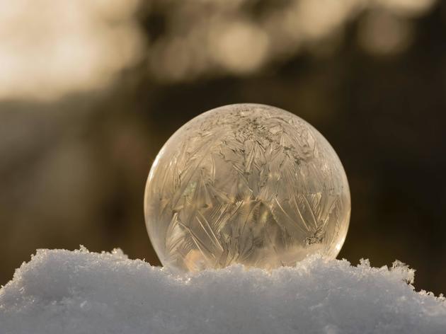 Winter-Experiment für Kinder: Seifenblasen gefrieren lassen