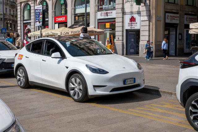 Tesla owner returns to frustrating scene after parking vehicle outside ...