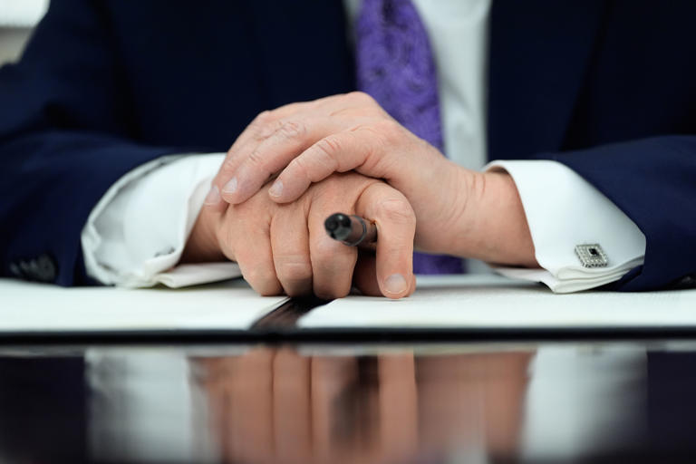 Photo of 'hole' in Donald Trump’s hand comes under scrutiny