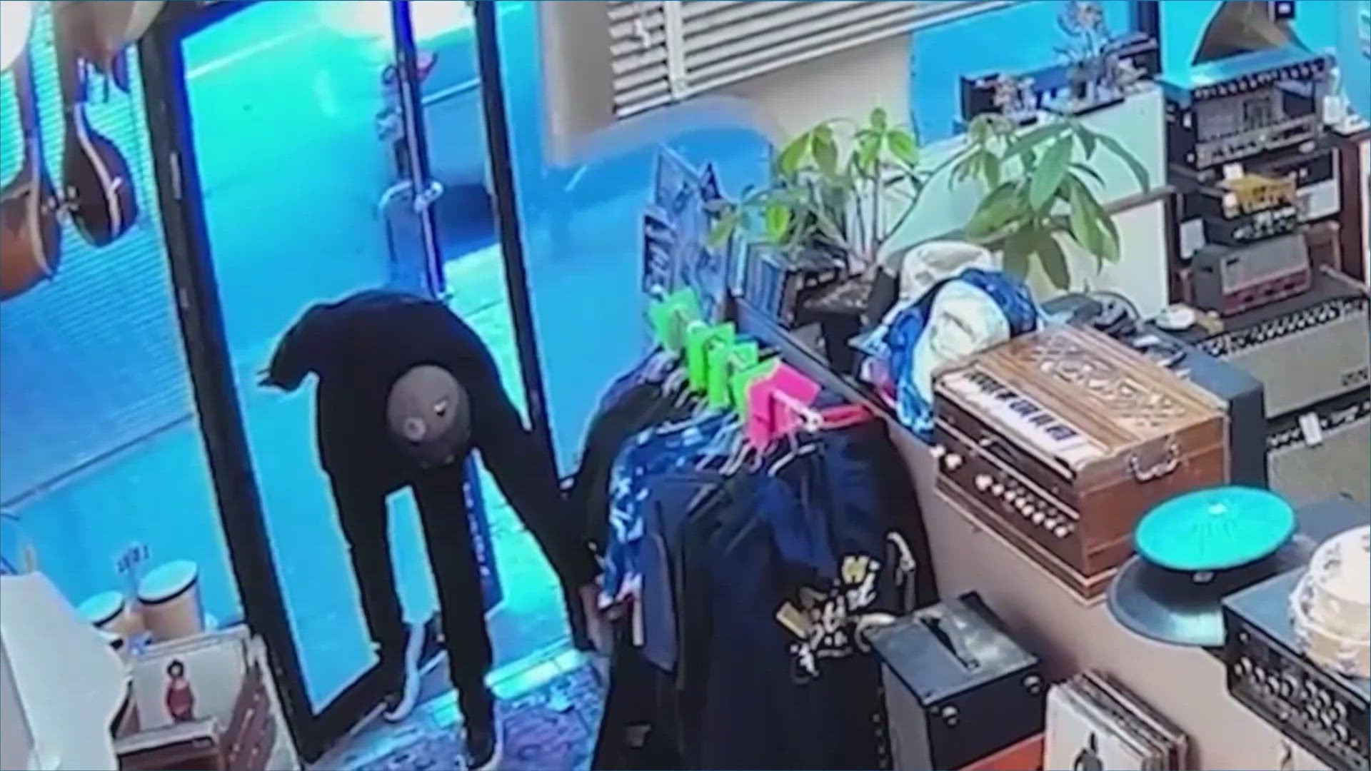 Stolen mandolins returned after viral video — with an unexpected note