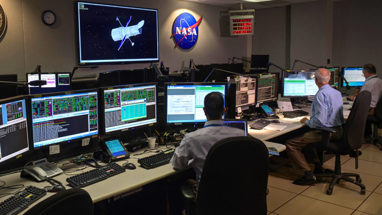 NASA confirms solar crossfire to blast Earth 'within hours'—22 states ...