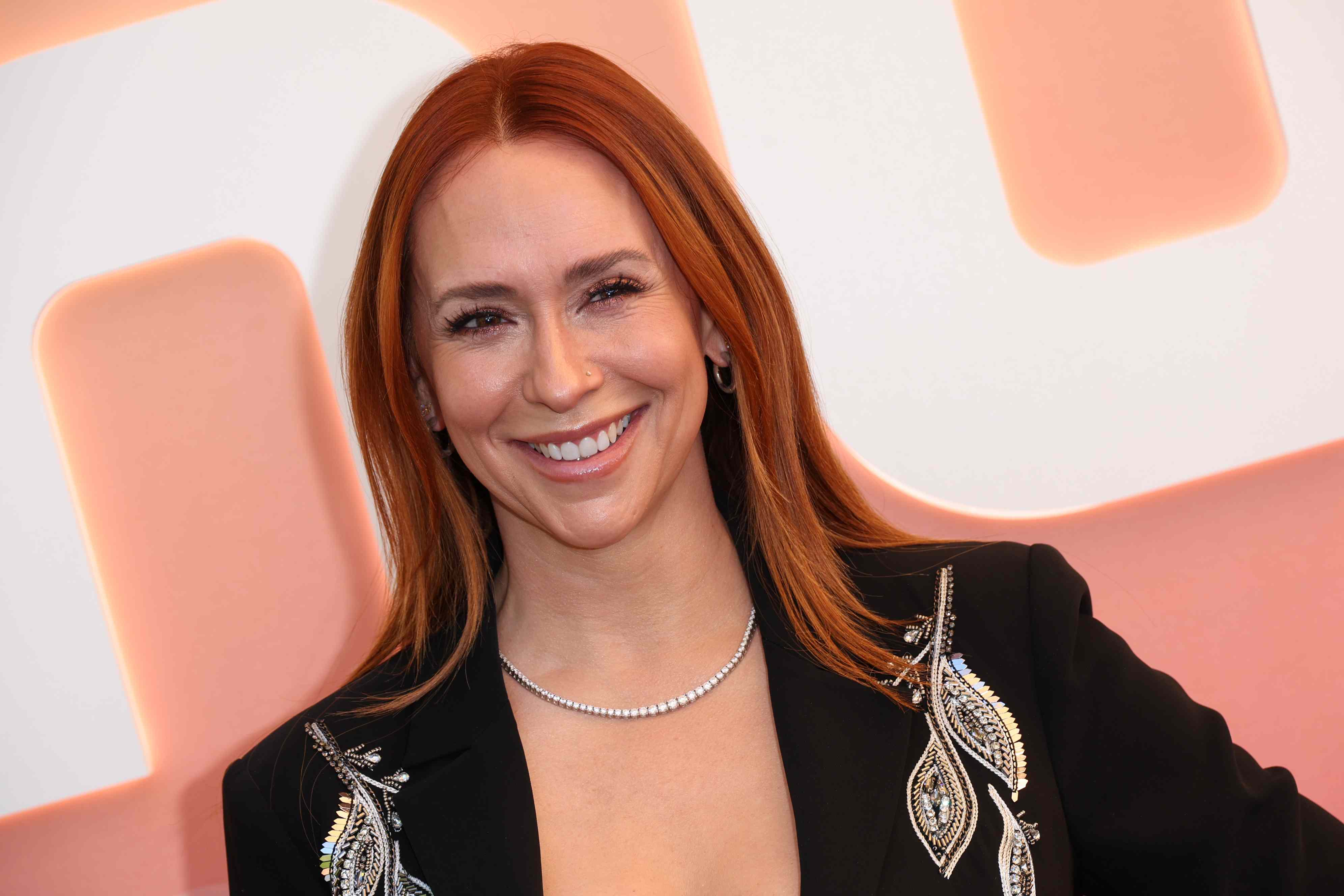 Jennifer Love Hewitt debuts her lightest red hair yet