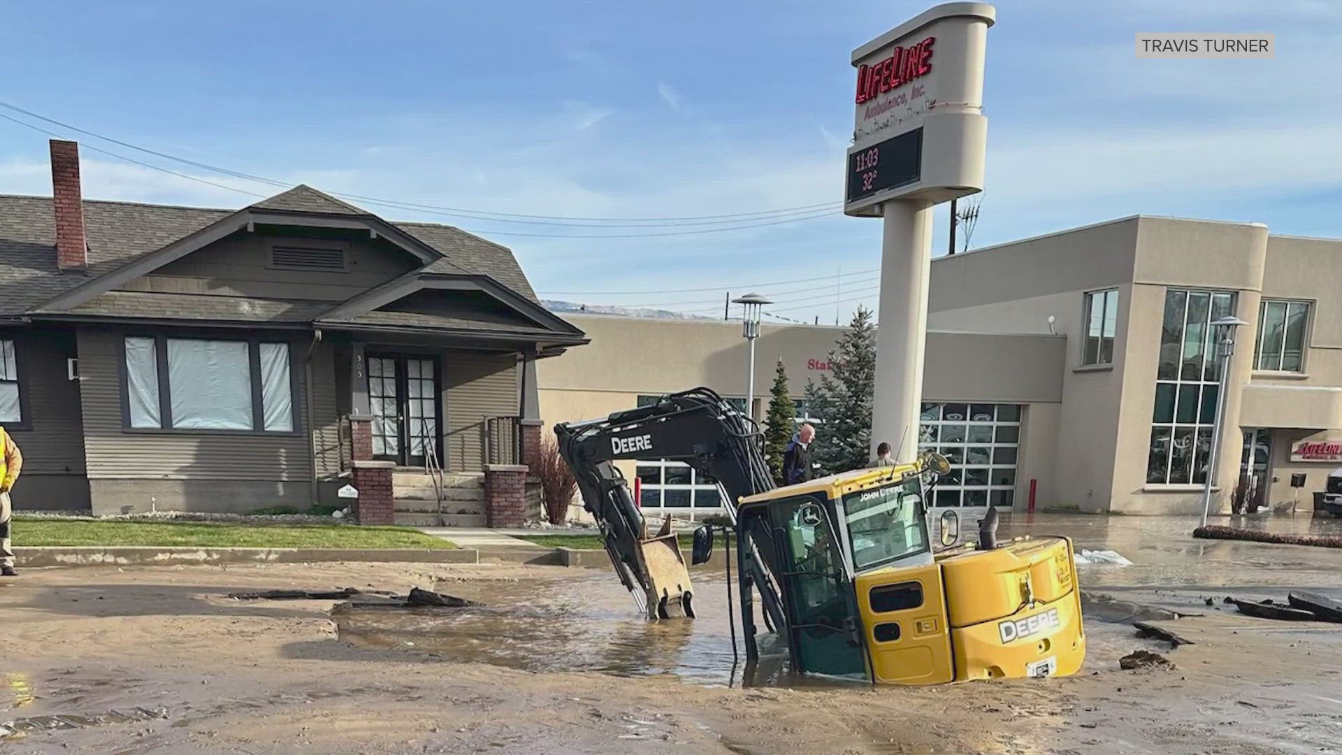 Crews repairing water main break in Wenatchee