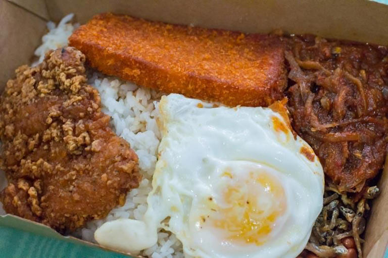 7 kedai nasi lemak terbaik di Singapura, wajib kuliner ke sini!