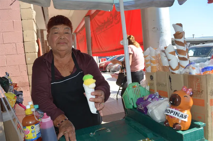 A sus 70 años, Doña Nieves sigue endulzando la vida con trabajo y ...