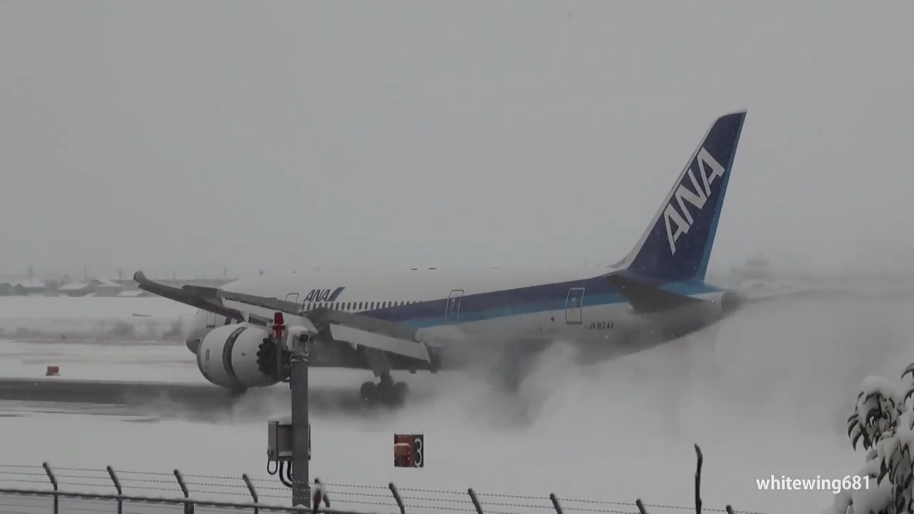 Watch how ice can ruin a takeoff almost instantly