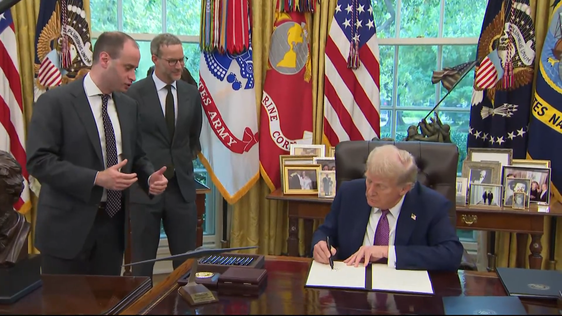 'That's good': Trump shows that he's no better than an autopen, signs ...