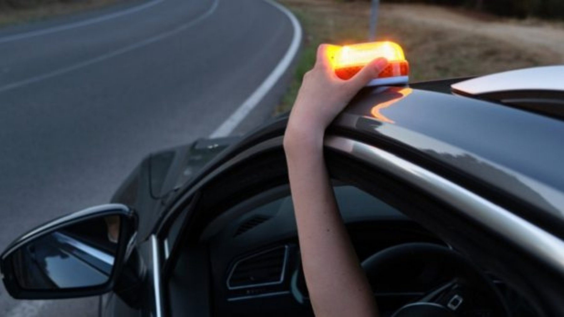 ¿Deben las motocicletas llevar la baliza V16? La DGT responde