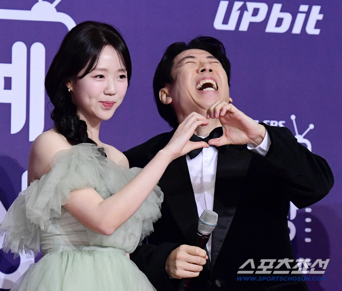 Ji Ye-eun and Yang Se-chan burst out laughing at the couple pose