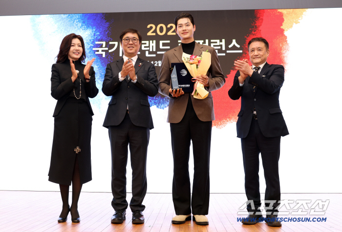 Overwhelming sabre emperor Oh Sang-wook wins global sports championship ...