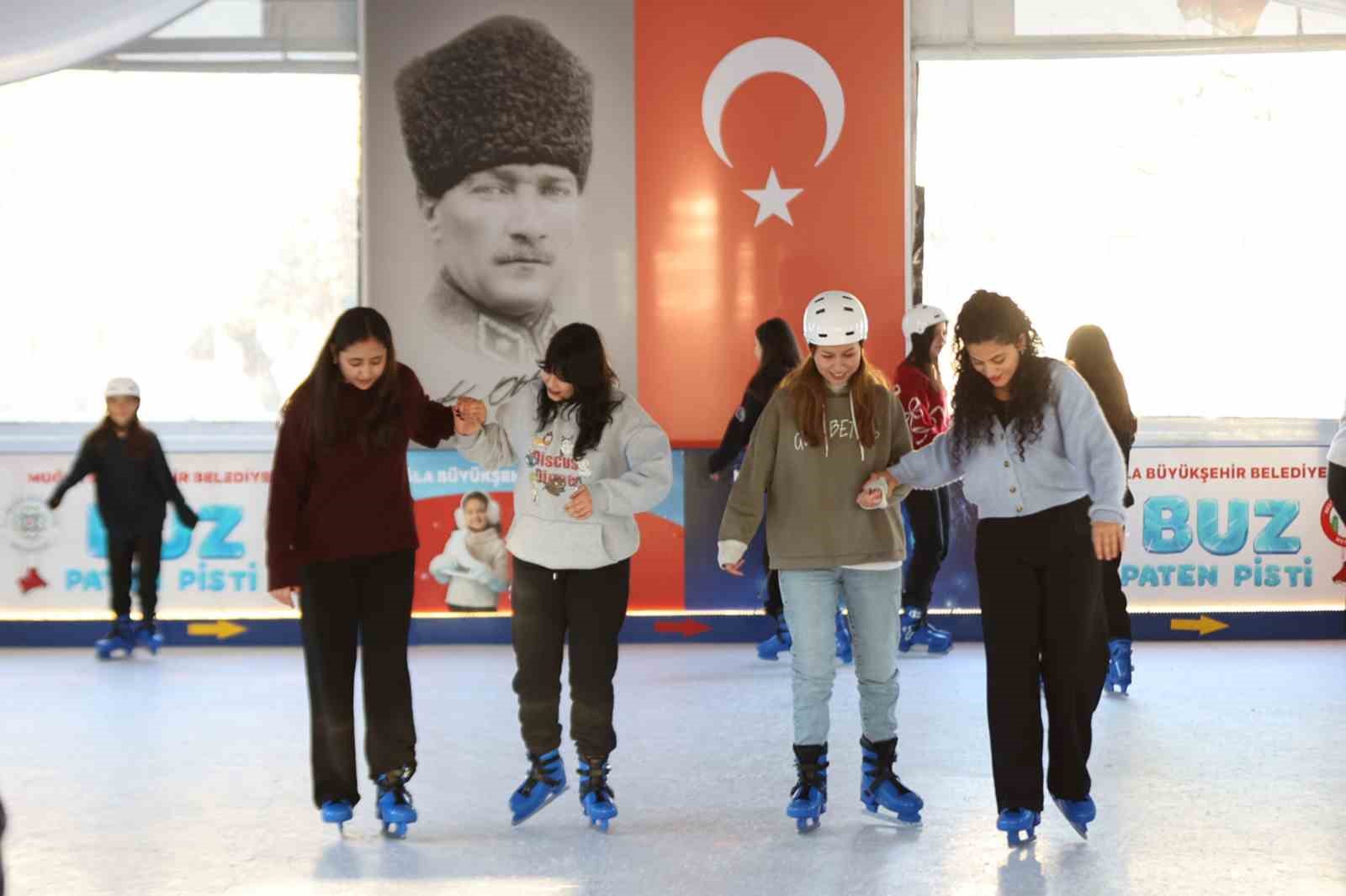 Muğla’da yeni yıl coşkusu buz paten pistiyle başladı