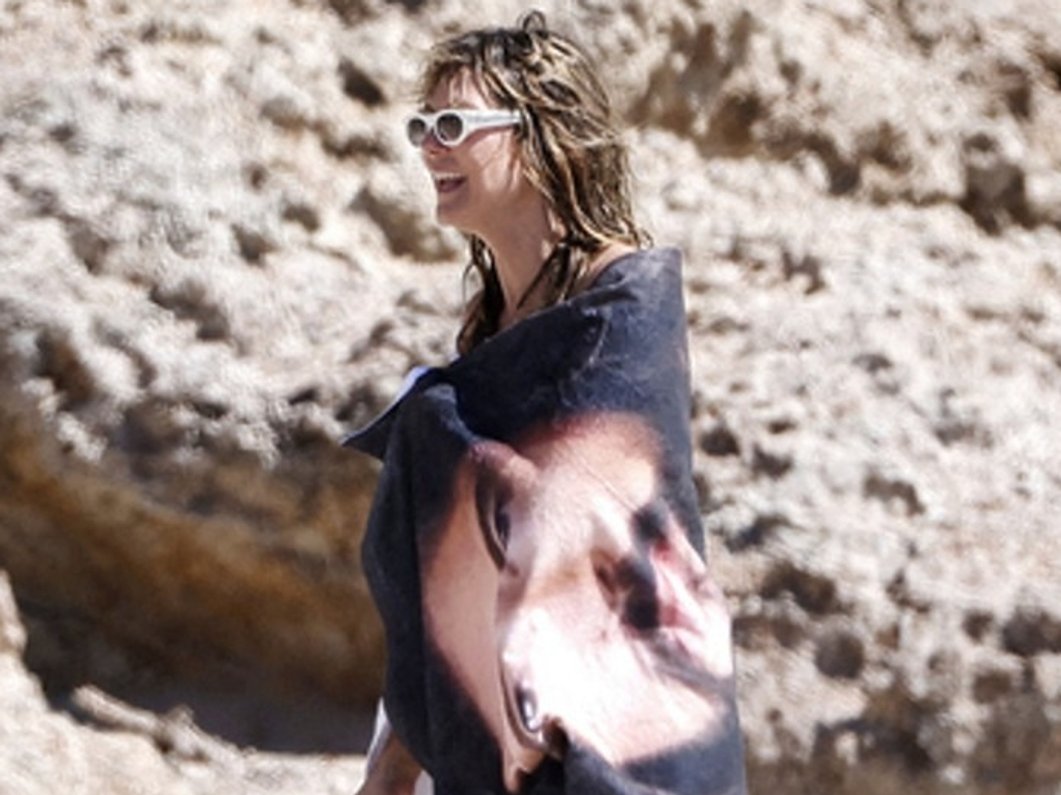 Heidi Klum splashes around with XXL Tom Kaulitz beach towel