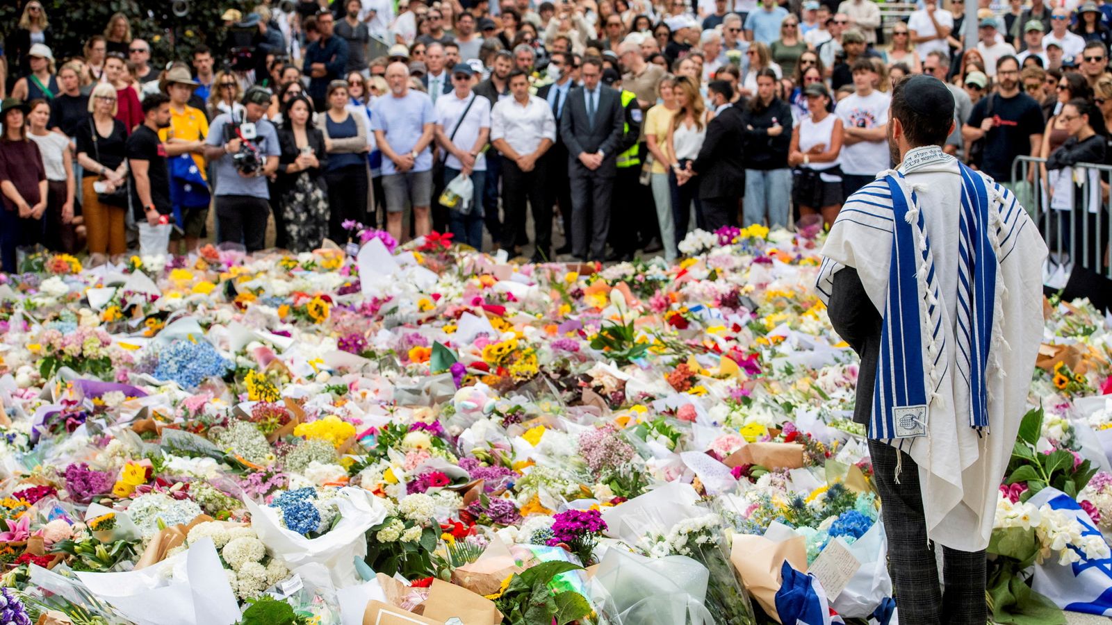 Bondi attack suspects 'acted alone,' say police, as hero reveals why he ...