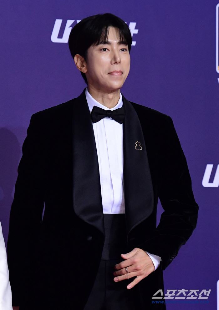 Perfect suit fit like YOON HYUN MIN James Bond