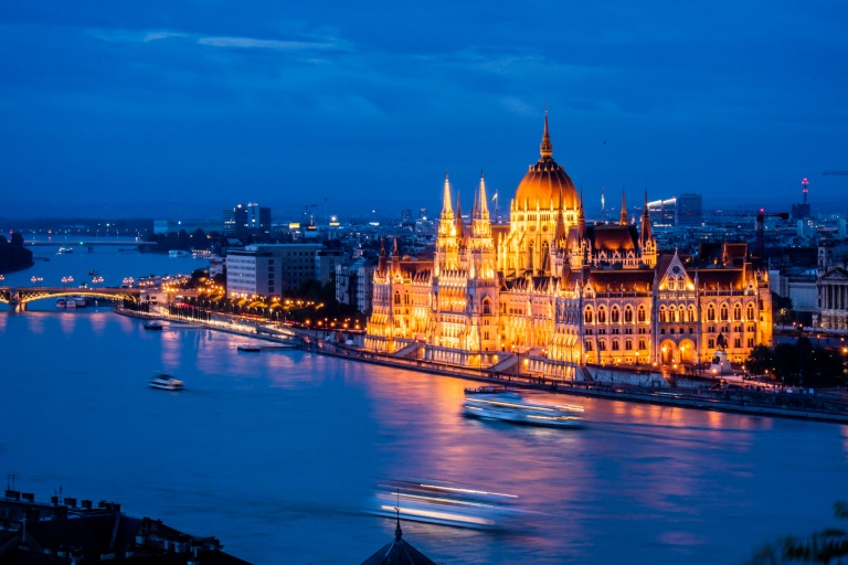 Moody's lowers city of Budapest's rating to junk