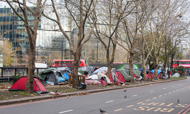 Charity hands homeless people £2,000 to spend on anything they like ...