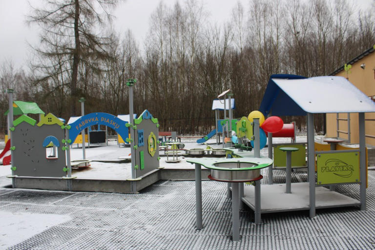 Nowy plac zabaw w Królewcu w gminie Smyków oficjalnie otwarty. Zobacz ...