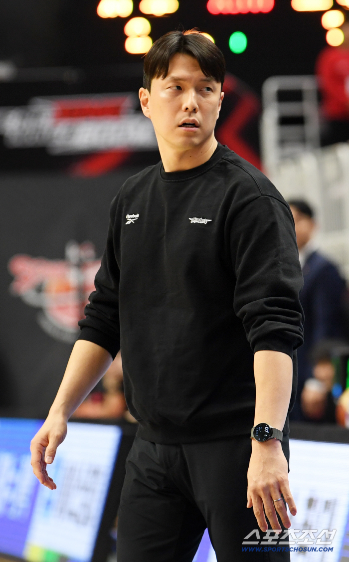 Samsung manager Kim Hyo-beom has lost four games in a row, frustrating ...