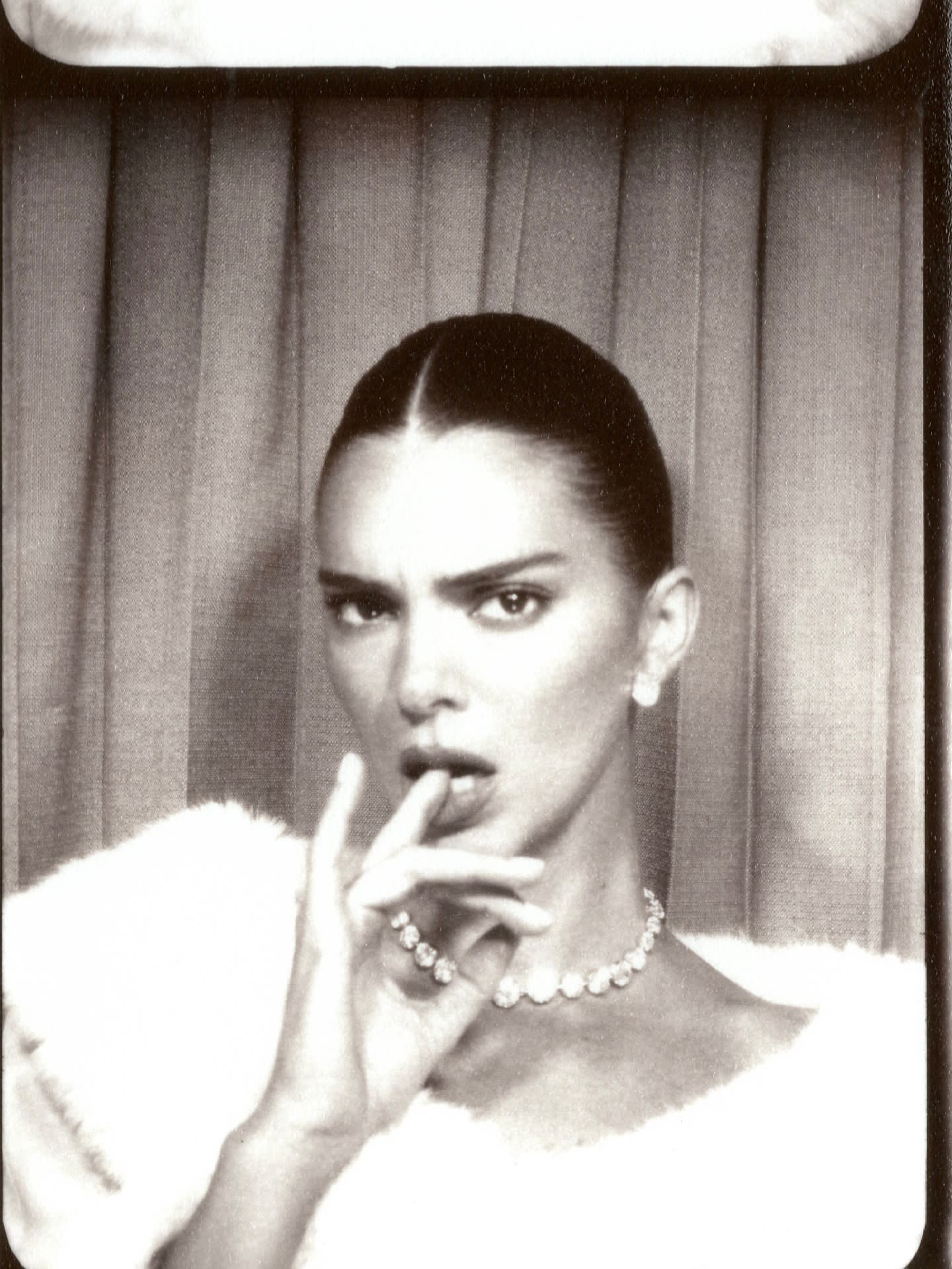 Kendall Jenner stuns in sultry vintage Mugler mini—steals the spotlight ...